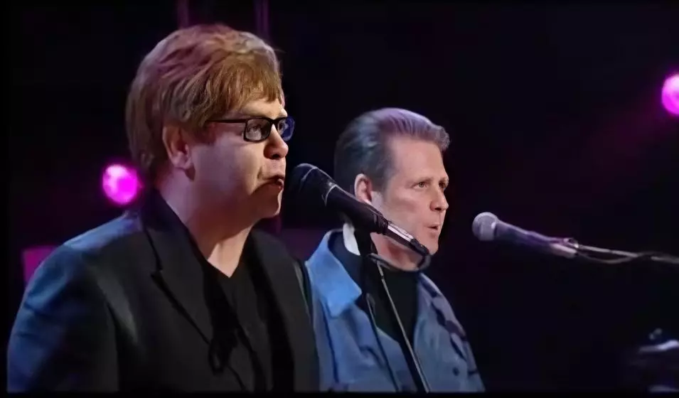 Elton John och Brian Wilson framför "Would't It Be Nice"