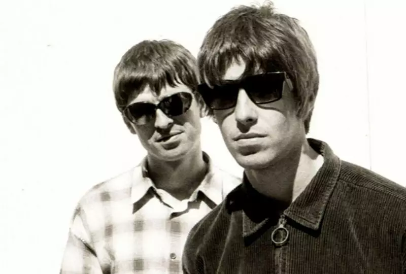 Oasis သည် အထင်ကရ Maine Road ဂီတဖျော်ဖြေပွဲမှ 'Whatever' ကို ဖျော်ဖြေသည်။