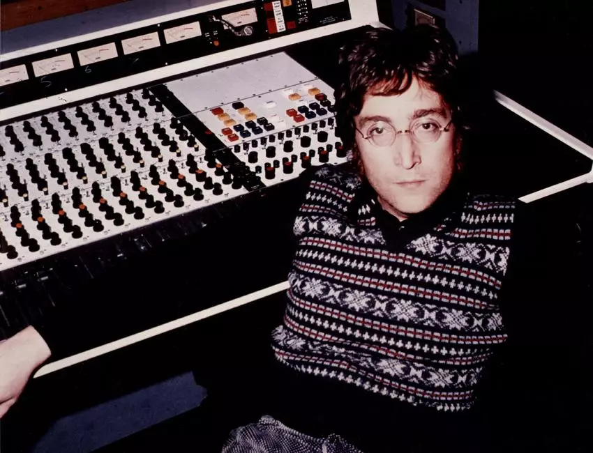 James Taylor sajnálja, hogy ópiátokat adott John Lennonnak