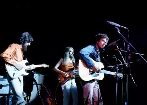 Bob Dylan wykonuje „Just Like A Woman” z Georgem Harrisonem