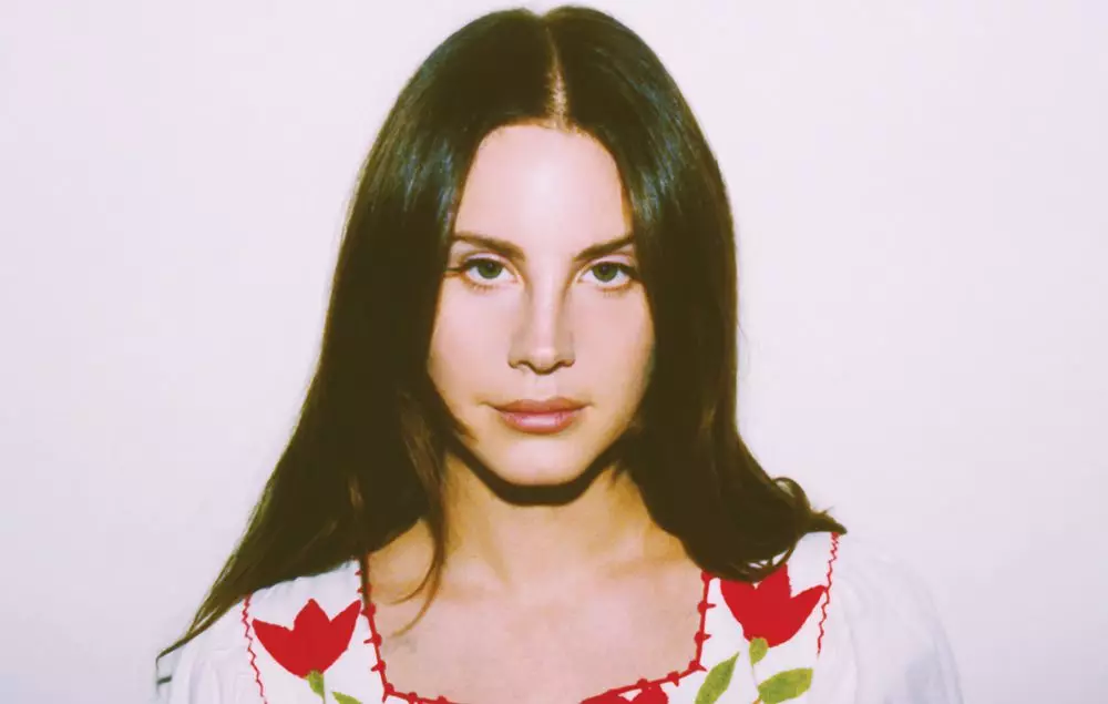 Lana Del Rey ho lokolla albamo e ncha ea mantsoe