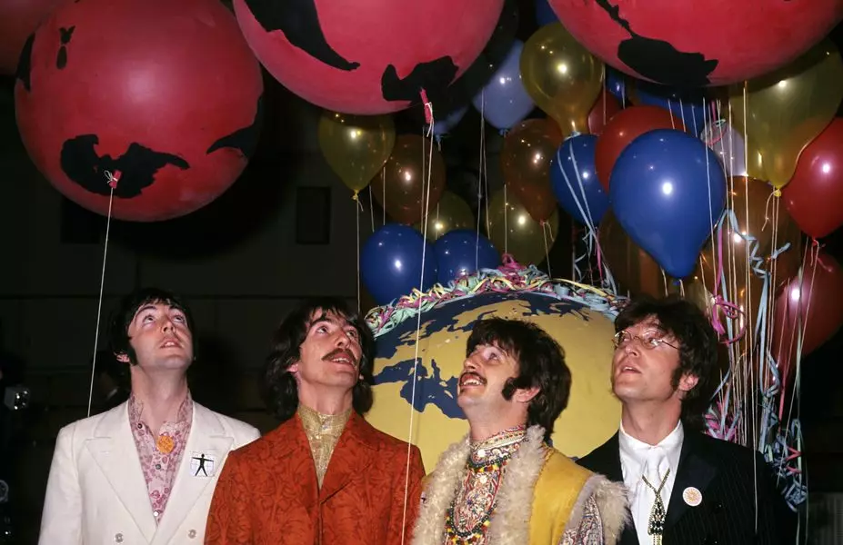 The Beatles fremfører 'All You Need Is Love' for 400 mio