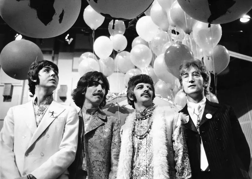 The Beatles taldeak 'All You Need Is Love' interpretatzen du 400 milioiren truke 10422_1