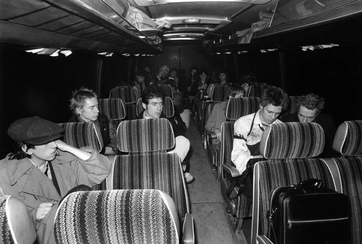 Sex Pistols ja The Clash - Johnny Rotten (vas.), Paul Simonon, Joe Strummer (oikealla), Mick Jones (edessä) Anarchy Tour -bussi. joulukuuta 1976