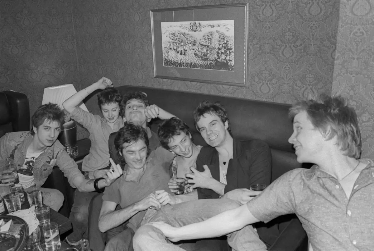 アナーキーツアー、左から右。キース・ポール、ジョー・フォール、ジョニー・サンダース、レイ・スティーブンソン、ニルス・スティーブンソン、ウォルター・ルアー、ポール・クック、リーズ 1976年12月