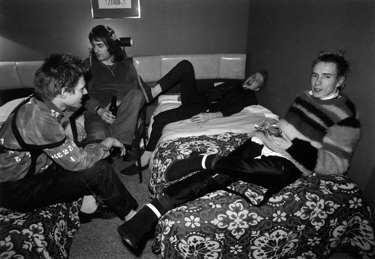 Paul Simonon, Goodman, Joe Strummer at Johnny Rotten. Anarchy Tour. Disyembre 1976