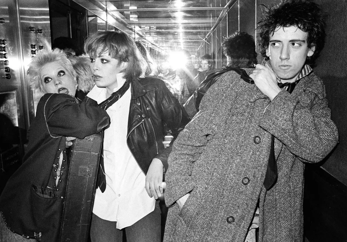 The Clash - Mick Jones with Debbie Juvenile and Tracey. انارکی ٹور، برطانیہ - 1976