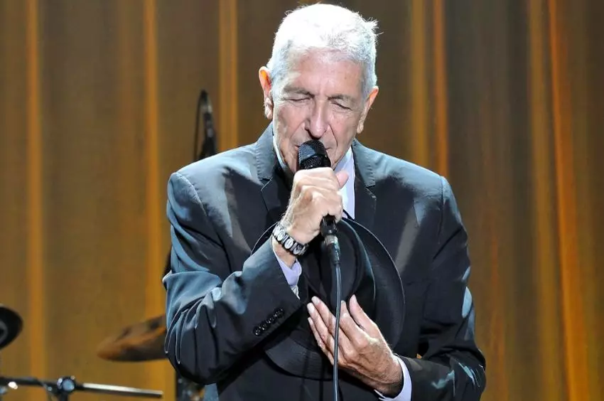 Leonard Cohen framför 'So Long, Marianne' live i London