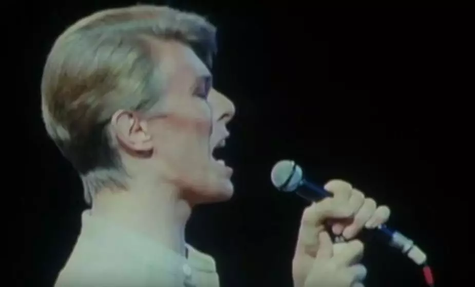 David Bowie wykonuje „Heroes” na swoim pokazie Earl's Court w 1978 roku