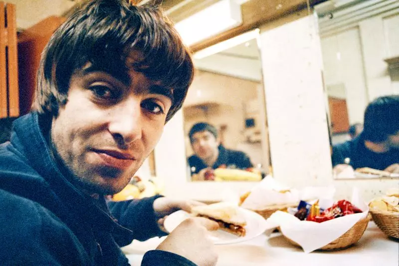Oasis izpilda "Live Forever" 140 000 cilvēku Knebworth