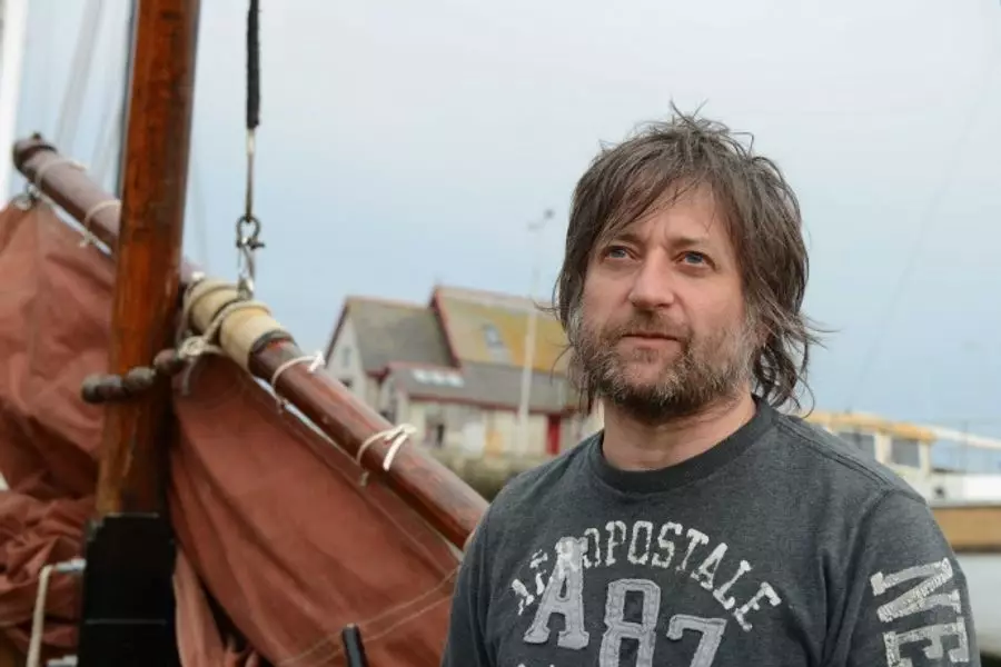 King Creosote يؤدي أداء "From Scotland With Love"