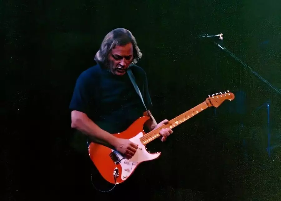 Pink Floyd e bapala karolo ea bohlokoa ea "Comfortably Numb", 1980