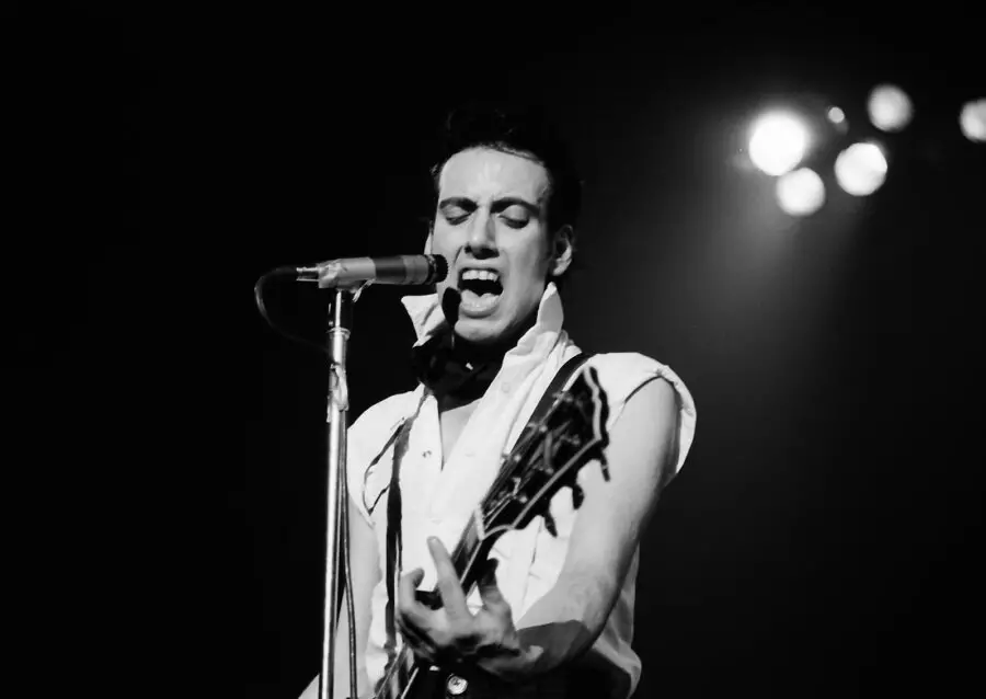 Qhov kawg pib cov lus qhia rau The Clash's Mick Jones