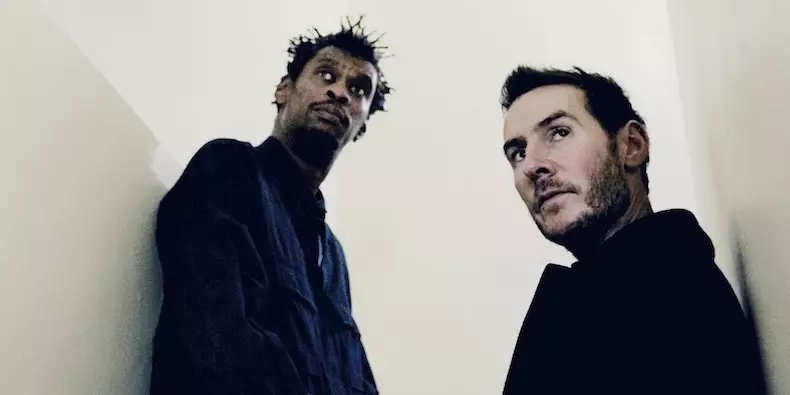 Massive Attack menjadualkan semula lawatan Mezzanine AS