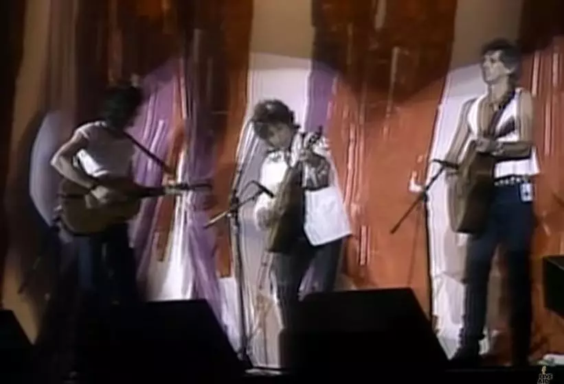 Bob Dylan, Keith Richards, Wood si esibiscono in Blowin' In The Wind