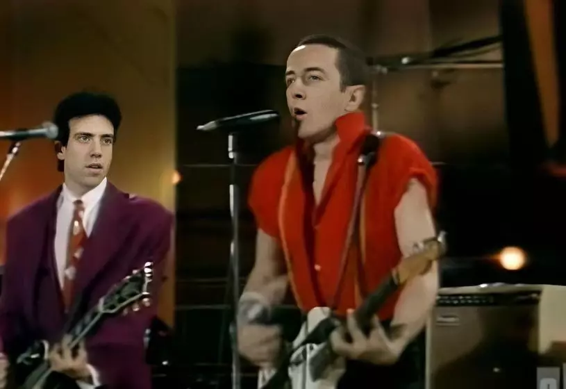 The Clash fè 'London Calling' an dirèk sou 'Fridays' NBC.