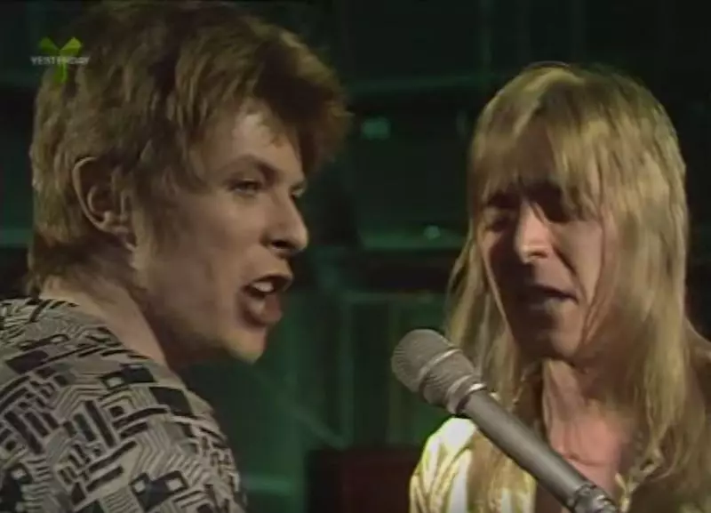 David Bowie'nin Eski Gri Düdük Testinde 'Queen Bitch' şarkısını söylüyor