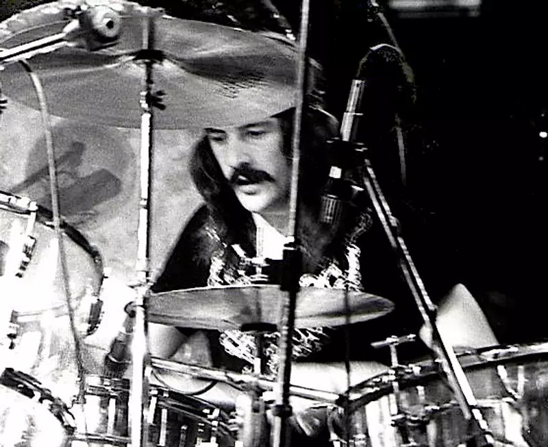 Led Zeppelin 노래에서 John Bonham의 삐걱거리는 드럼 페달