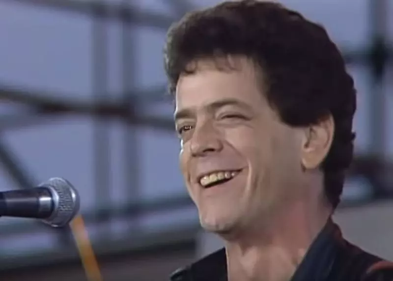 Lou Reed spieva „Walk On The Wild Side“ na Farm Aid, 1985
