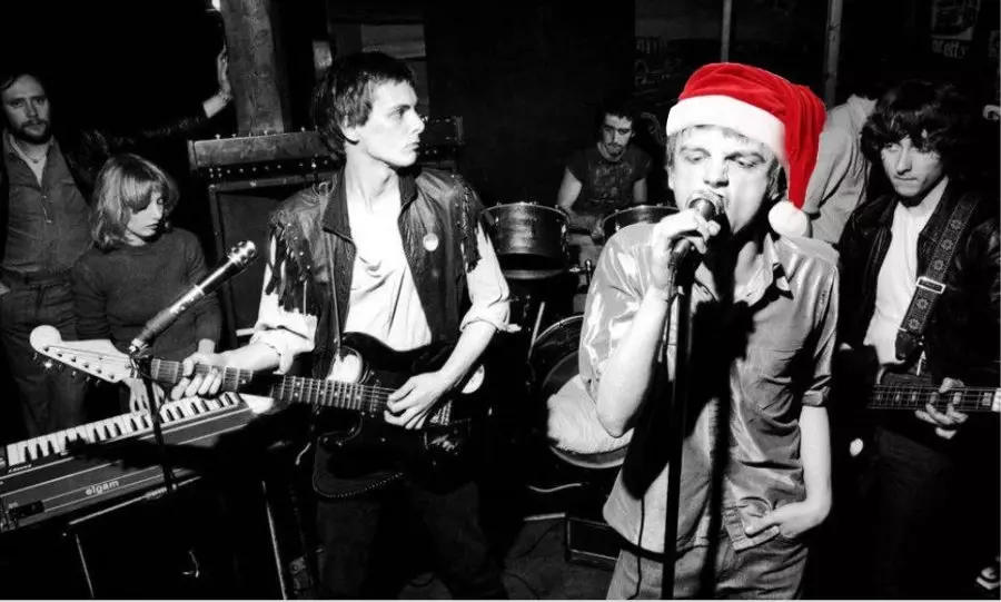 Luister na The Fall se punk rock cover van 'Jingle Bell Rock'