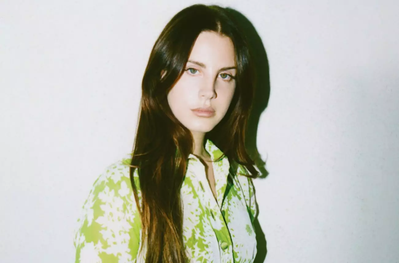 Lana Del Rey asohora icyitegererezo mu gisigo cye gishya 'Byishimo'