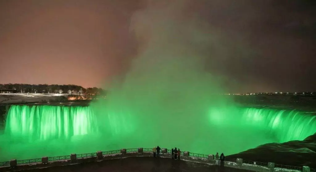 Niagara Falls berde bihurtzen ari da San Patrizio Egunaren omenez