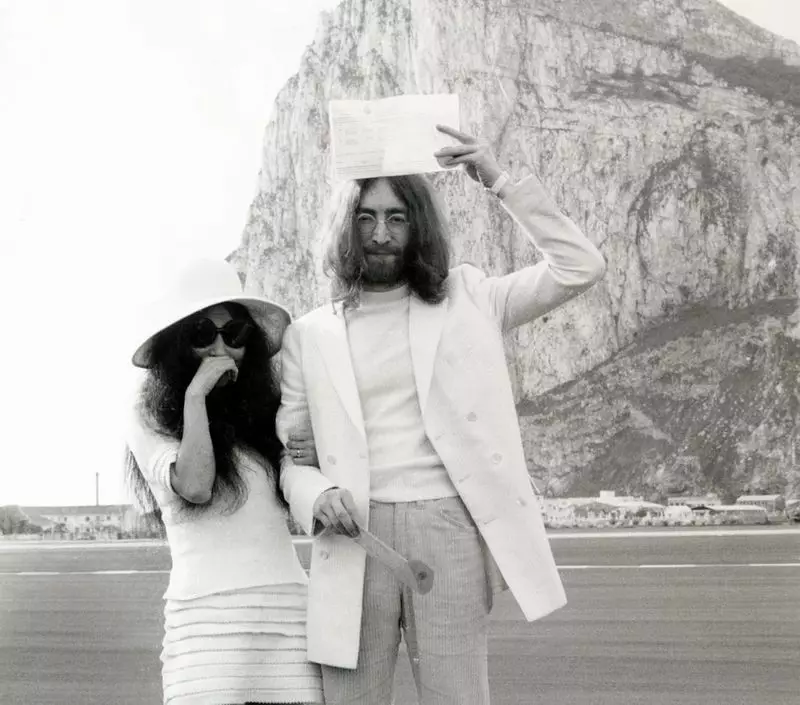 Y rheswm pam y priododd John Lennon a Yoko Ono yn Gibraltar