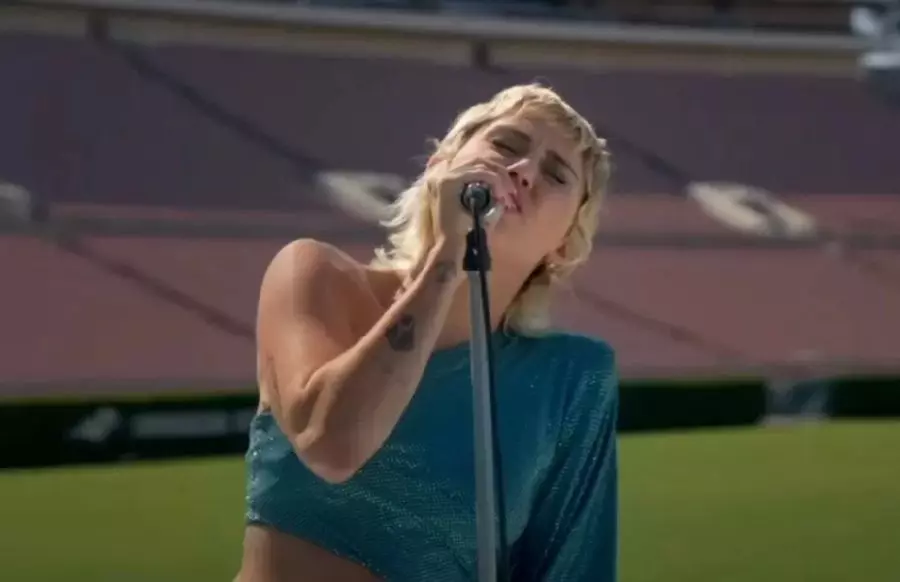 Mira a Miley Cyrus versionar la canción de los Beatles 'Help!'