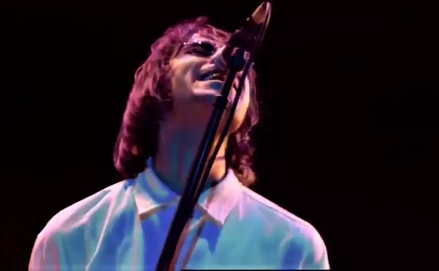 Oasis "Shampagne Supernova" را برای 140000 نفر اجرا می کند، 1996
