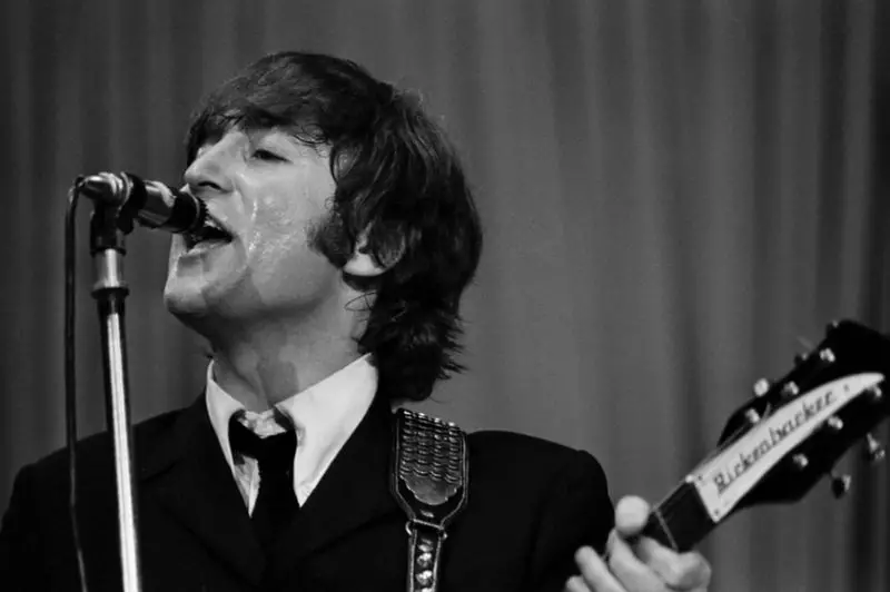 Strana Beatles John Lennon nivîsand ku wateya wê tune