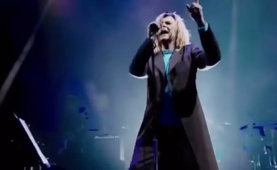 Deivids Bovijs 2000. gada Glastonberijas festivālā tiešraidē izpilda dziesmu Heroes