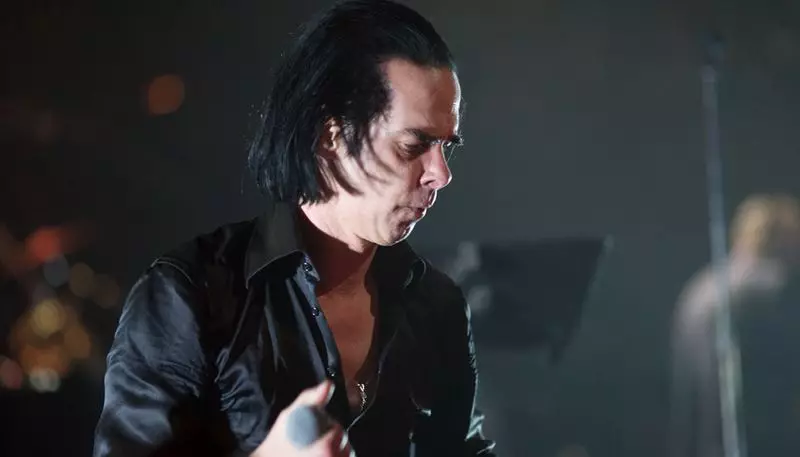 Nick Cave kovras T. Rex 'Cosmic Dancer' por nova Marc Bolan tributalbumo