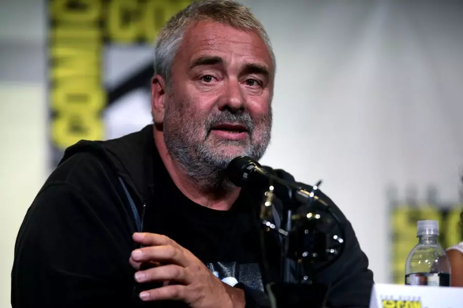 El director de cinema Luc Besson nega drogar i violar l'actriu