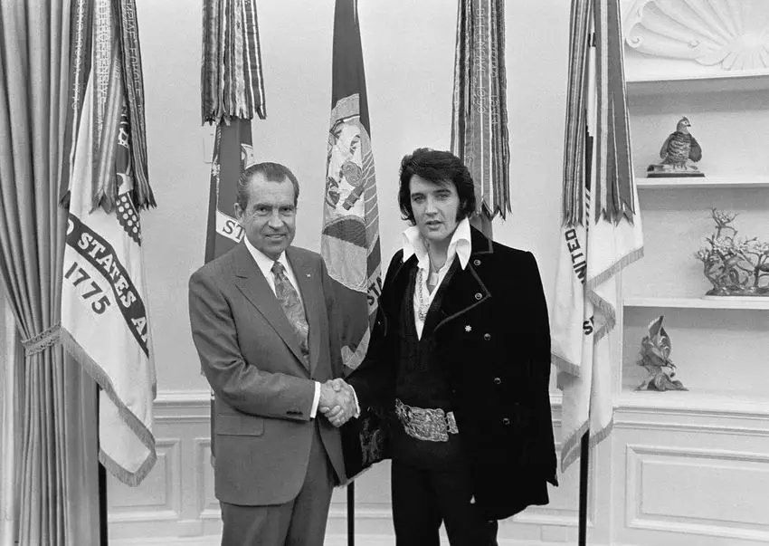 Elvis Presley frege Richard Nixon om him in geheime agint te meitsjen