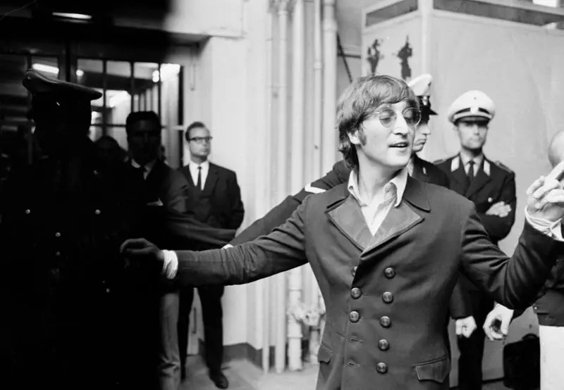 Миа Фарроунун эжесин сактап калуу үчүн Леннон жазган Битлз ыры