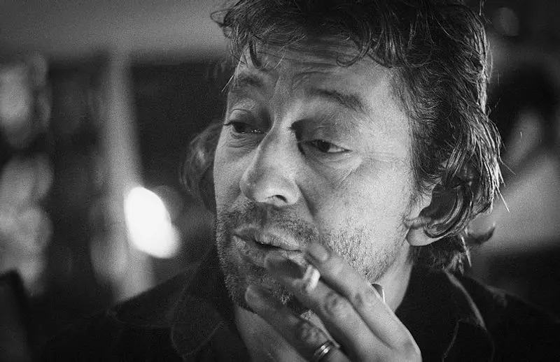 O momento bizarro que Serge Gainsbourg começou a queimar dinheiro