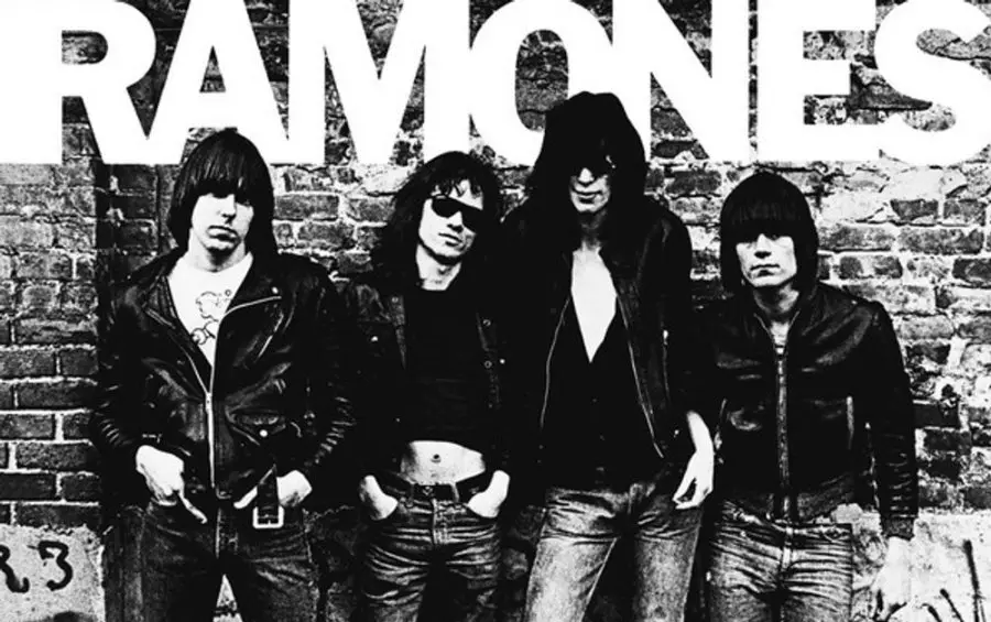 Ningali deui album perdana pivotal Ramones.