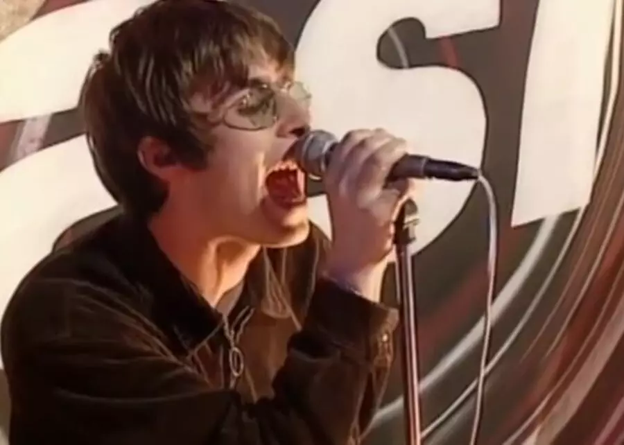 Oasis 1994. gadā debitēja top of the Pops ar dziesmu Shakermaker