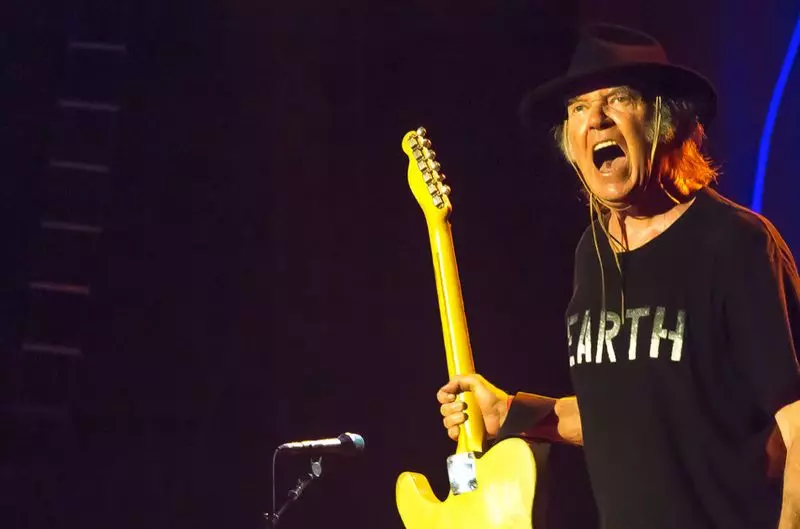 Neil Young reprend le hit de Bruce Springsteen "Born In The USA"