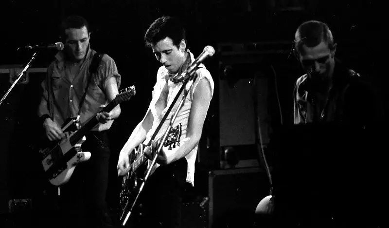 I Clash eseguono "Stay Free" dal vivo da Parigi nel 1980