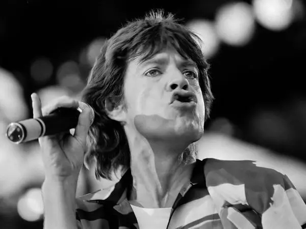 Rolling Stones jwe 'Mercy Mercy' pou premye fwa nan 50 ane