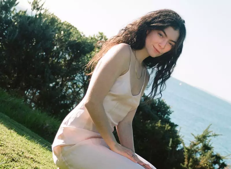 Mengapa 'Solar Power' Lorde menjadi "album rumpai"