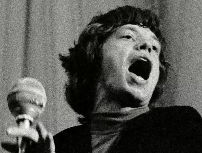 Mick Jagger-ek The Rolling Stones taldearen 'Gimme Shelter' azaltzen du