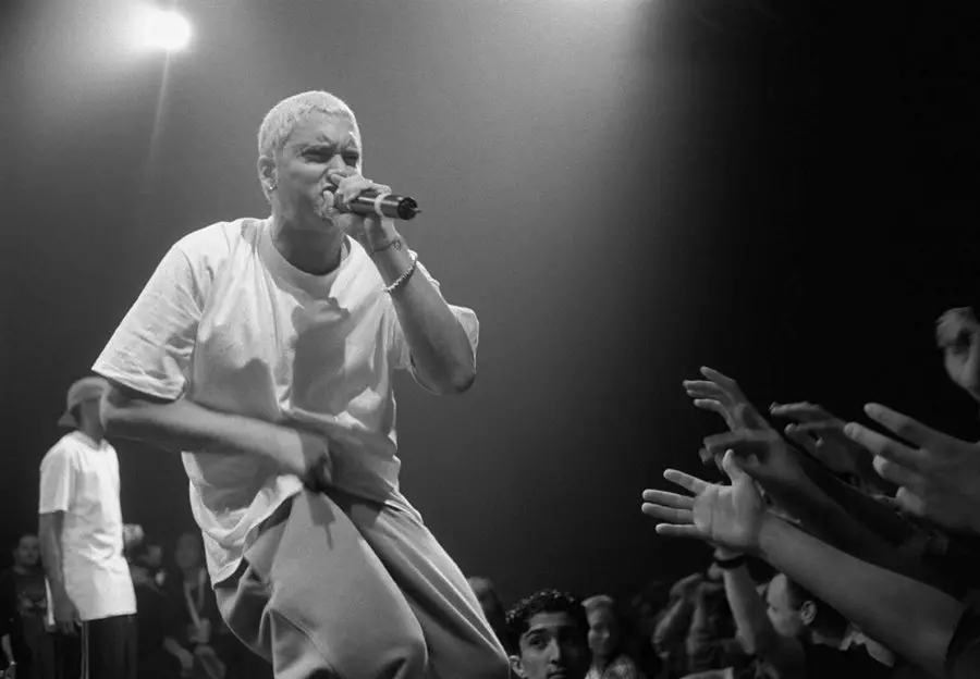 היטן זעלטן פוטידזש פון Eminem ס ערשטער לעבן פאָרשטעלונג