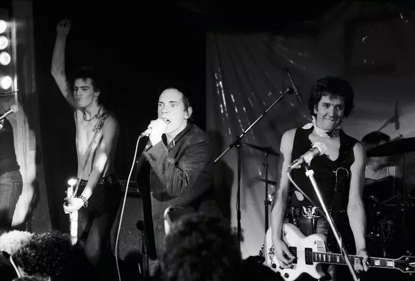 Sex Pistols'тун 1977-жылдагы жашыруун турун кайра карап көрүңүз