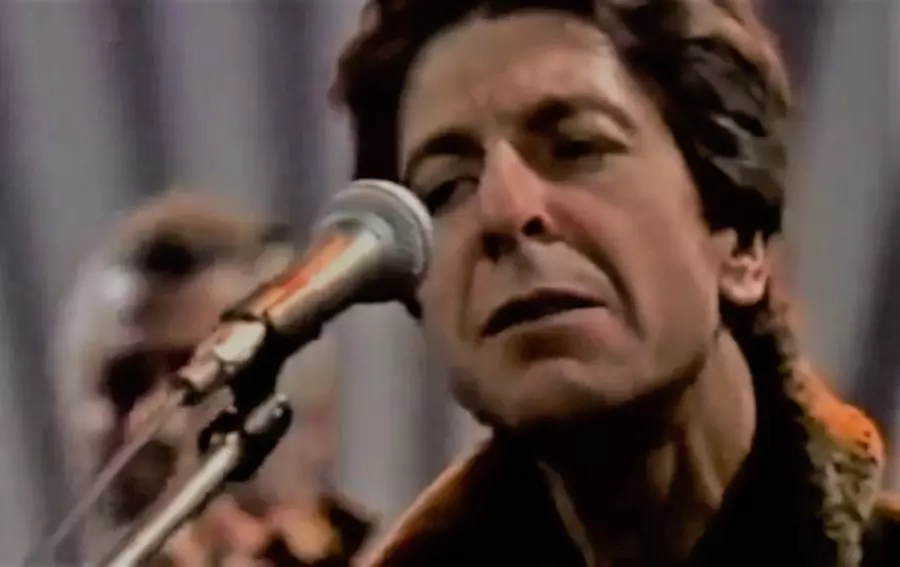 Leonard Cohen, Alman televizyonunda 'So Long, Marianne' şarkısını söylüyor, 1979