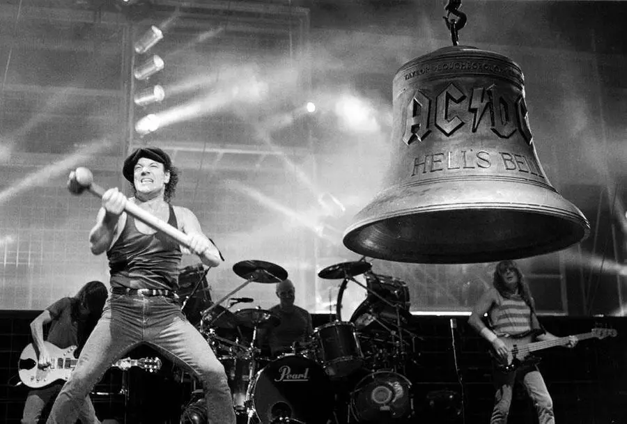 AC/DC Брайан Ҷонсон бори аввал худро дар радио шунидааст