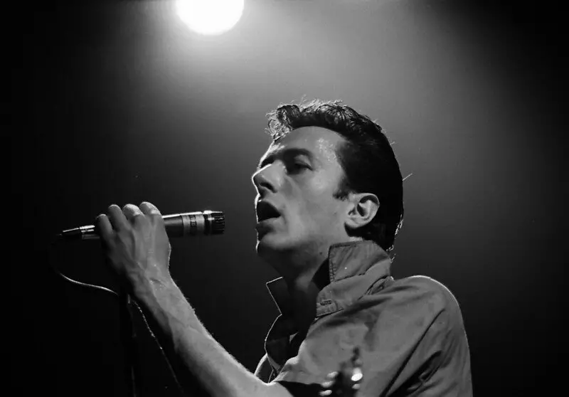 Strummer 的伦敦电话：The Clash 主唱的广播节目