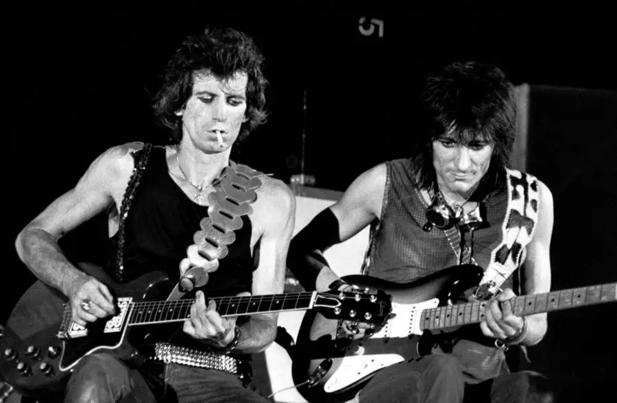 La legenda gitarlaboro de The Rolling Stones en 10 kantoj