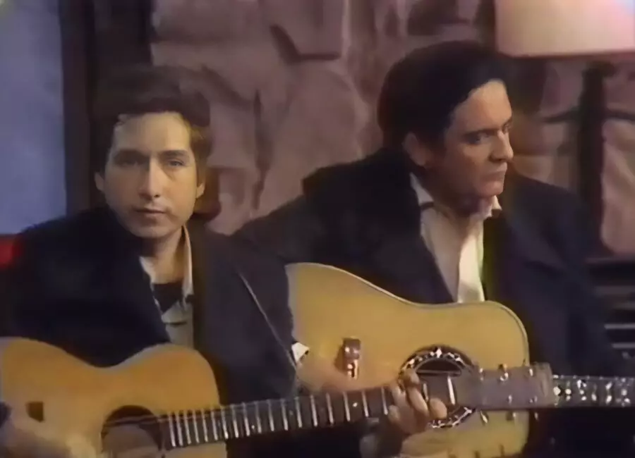 Džonijs Kešs un Bobs Dilans spēlē "Girl From The North Country"